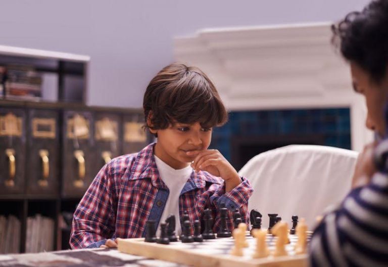 Essential Chess Guide for Beginners : Steps, Rules & Strategies